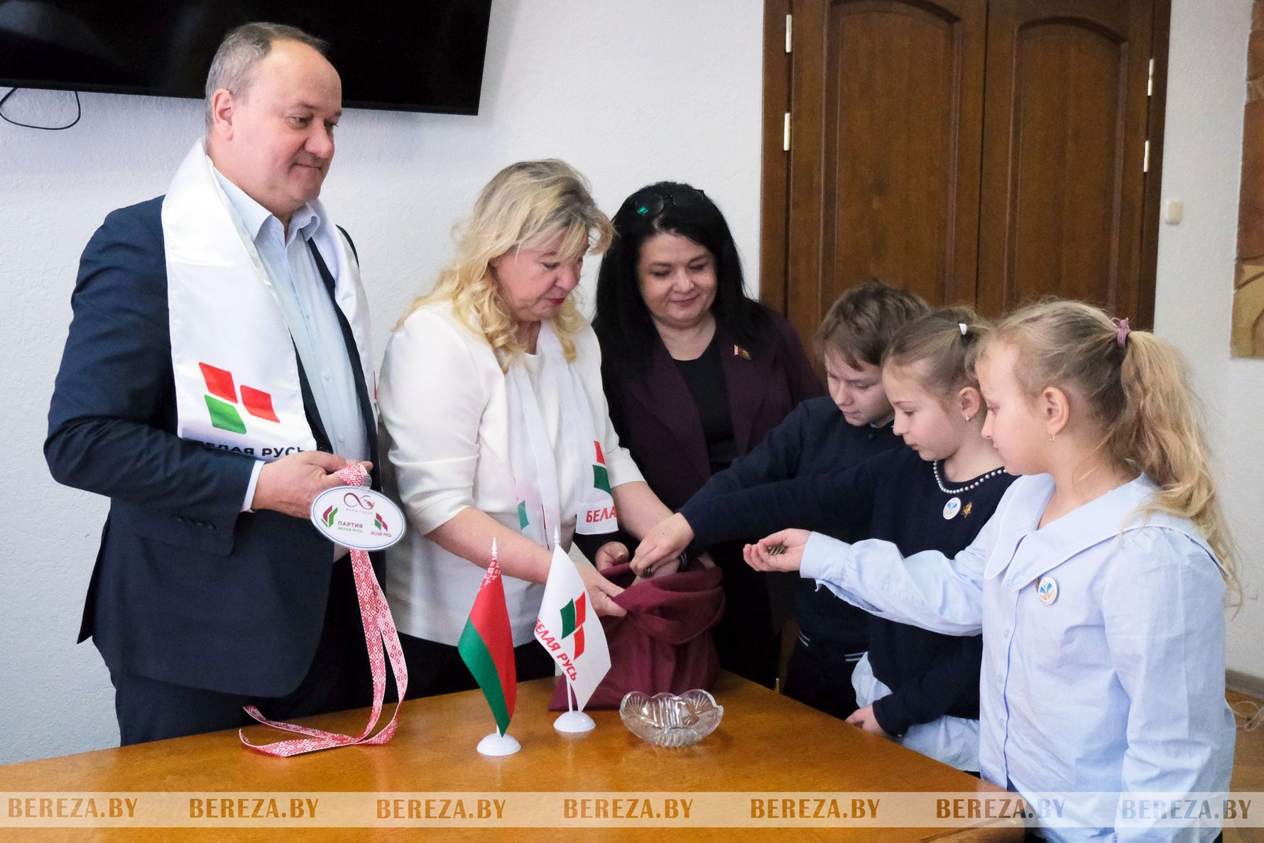 Жители Березовского района приняли активное участие в сборе монет для ...